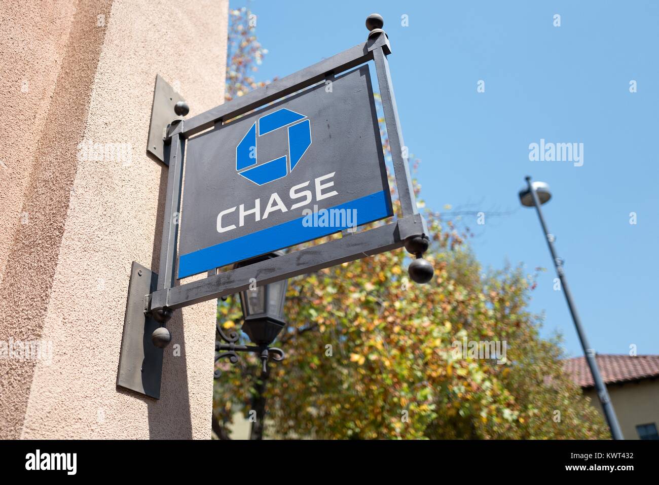 Chase bank logo hi-res stock photography and images - Alamy
