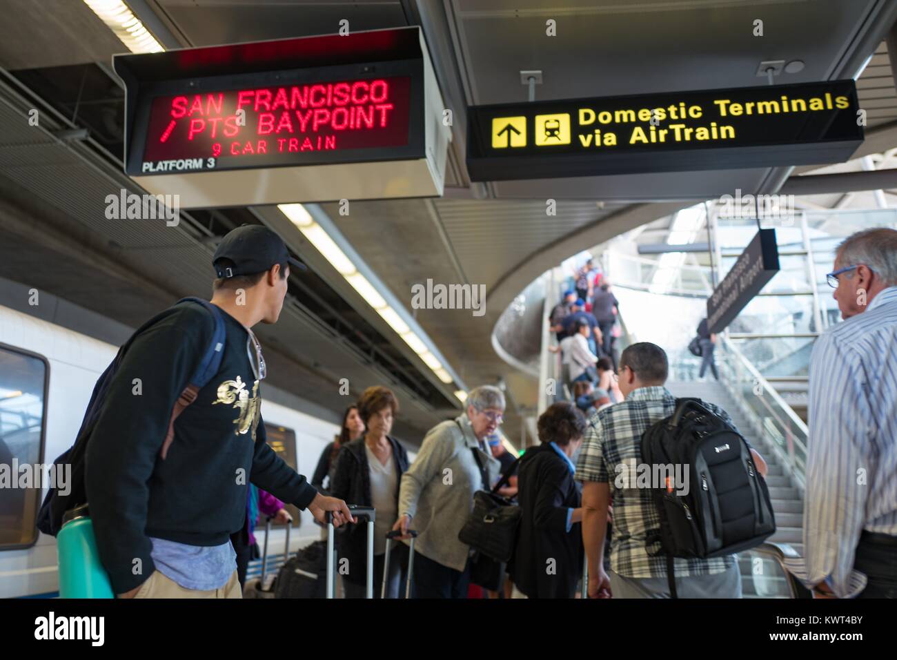 Escalator airport san francisco hi-res stock photography and images - Alamy