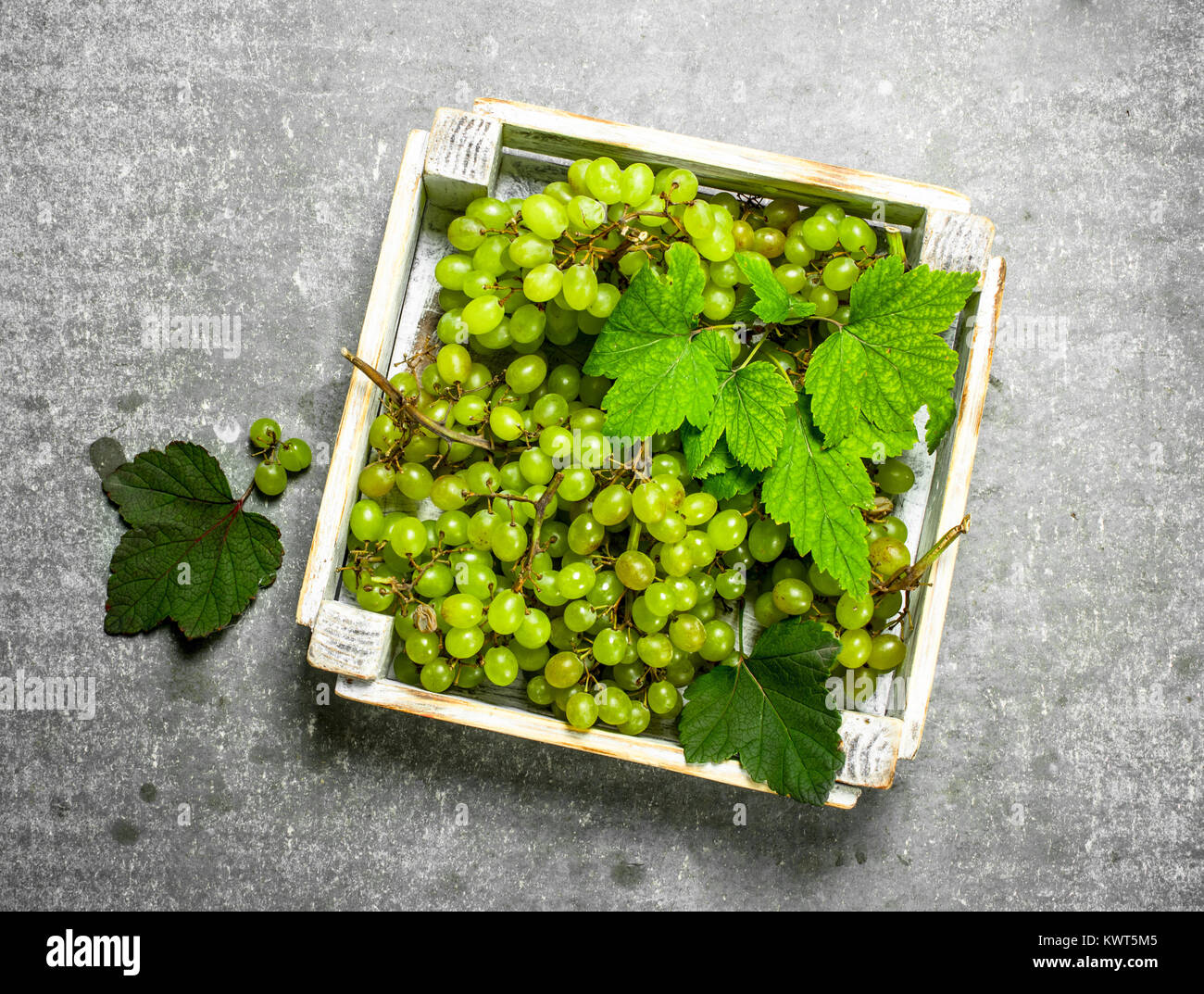 White grape cluster in box hi-res stock photography and images - Alamy