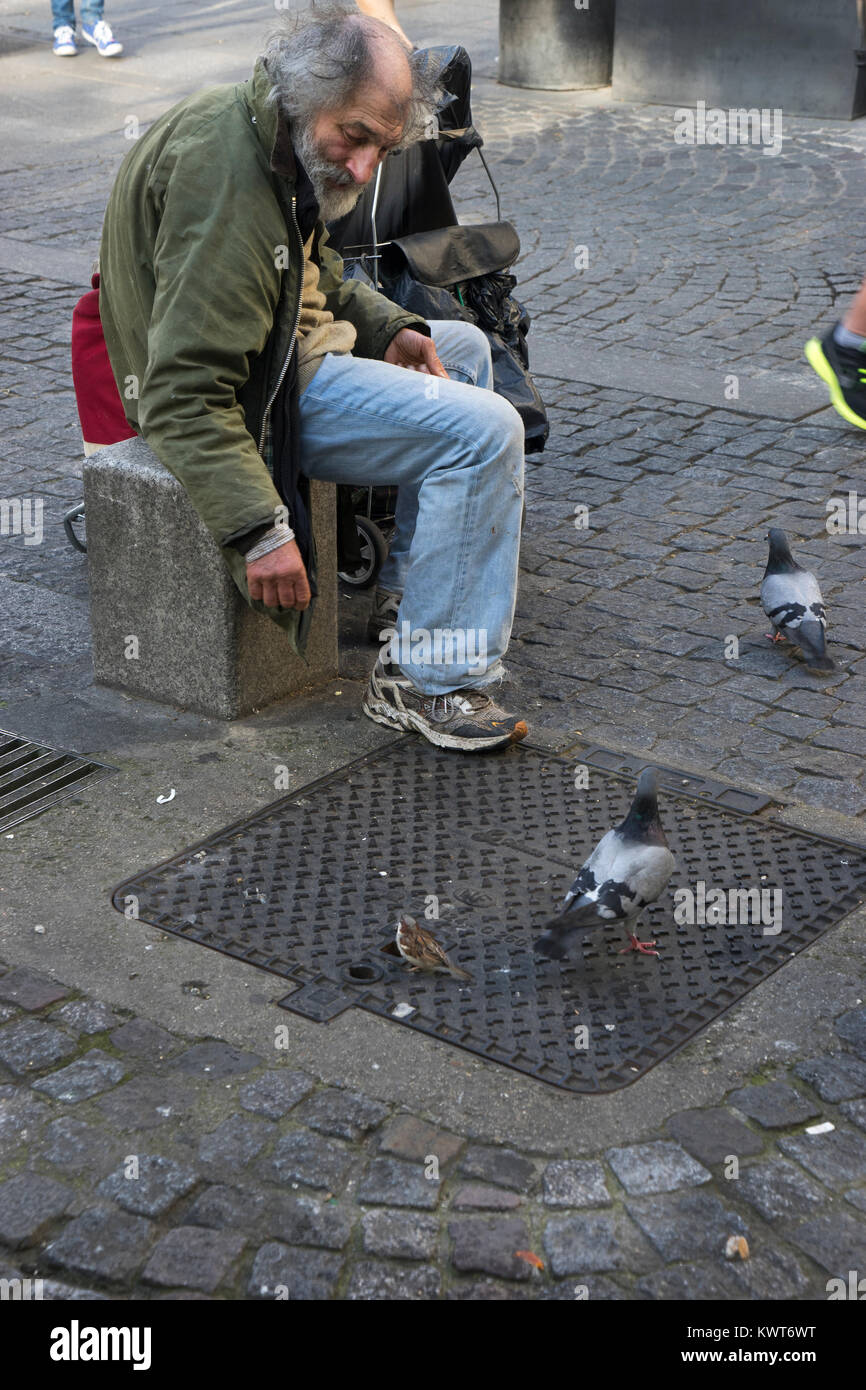 Paris clochard hi-res stock photography and images - Alamy