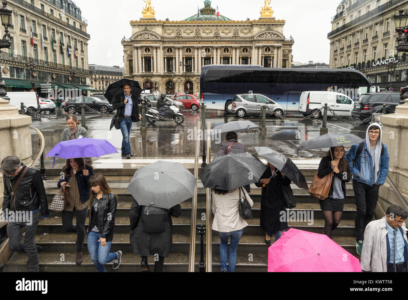 Entrance opera metro hi-res stock photography and images - Alamy
