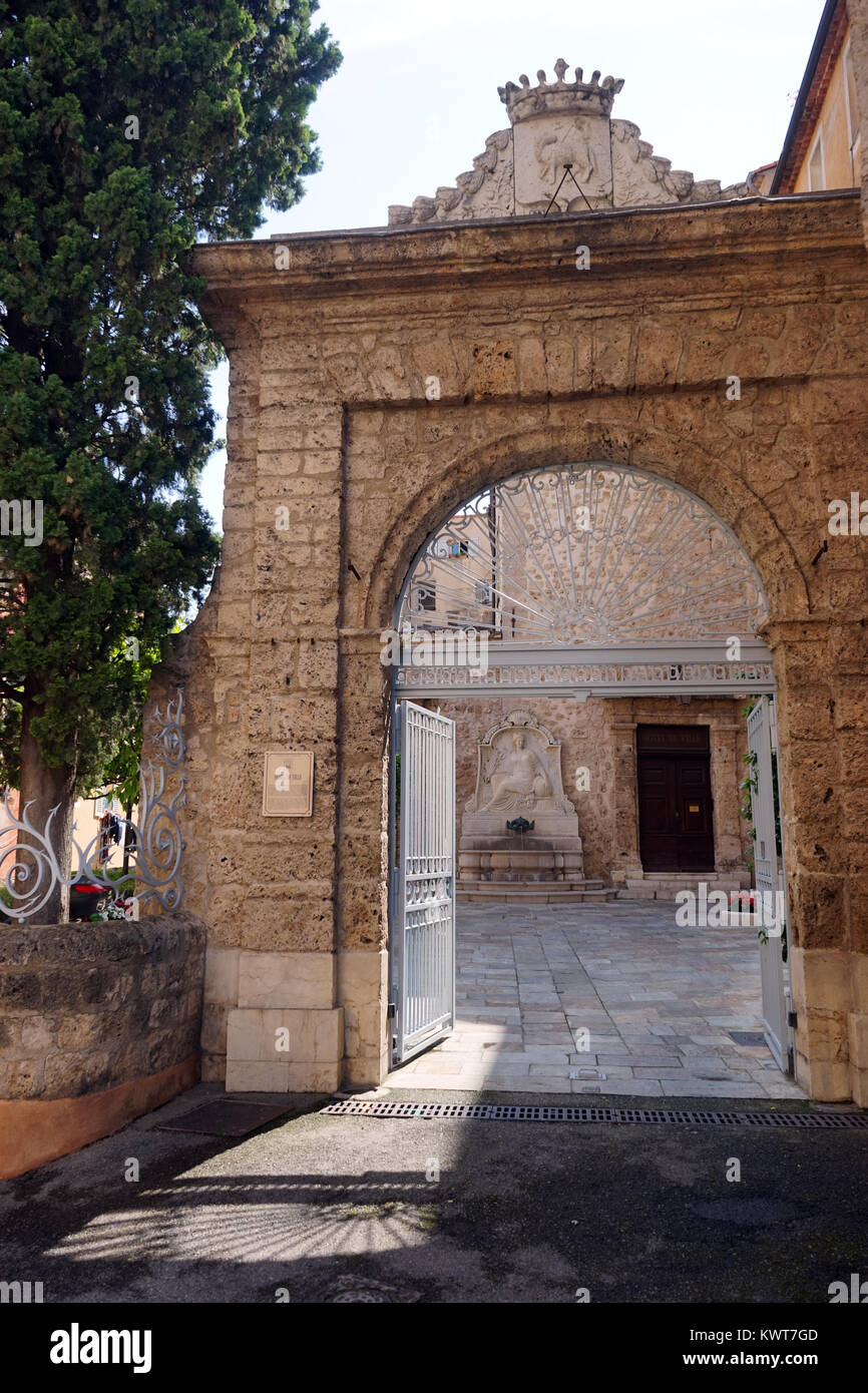 Big stone arch in Old house of Grasse, France Stock Photo - Alamy