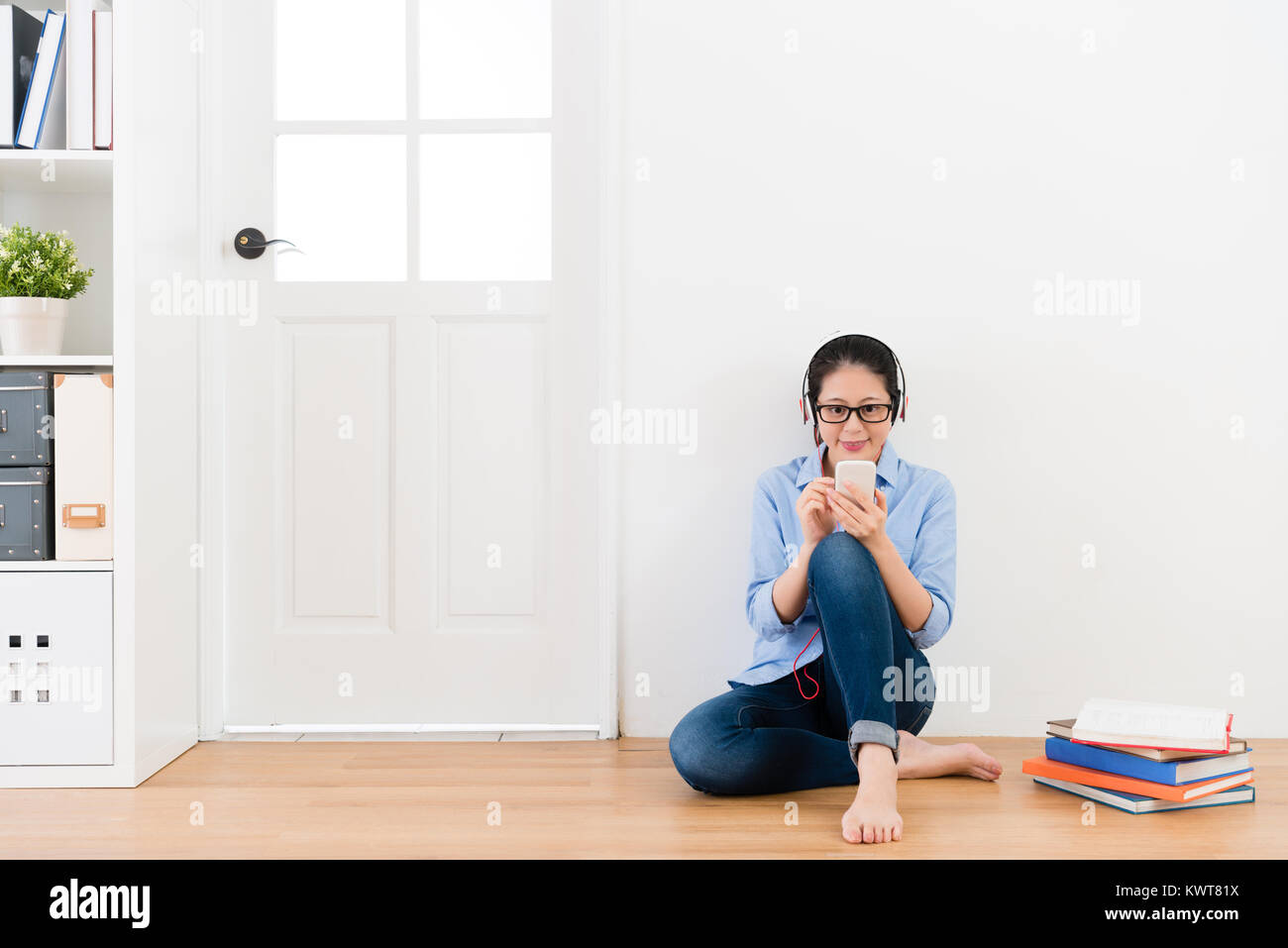 Beautiful japanese lady using hi-res stock photography and images - Alamy