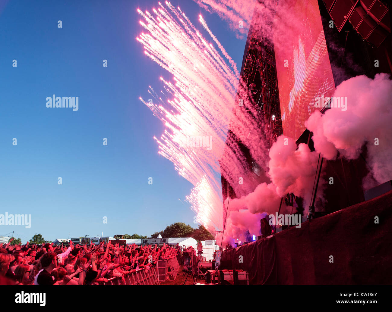 Show started hi-res stock photography and images - Alamy