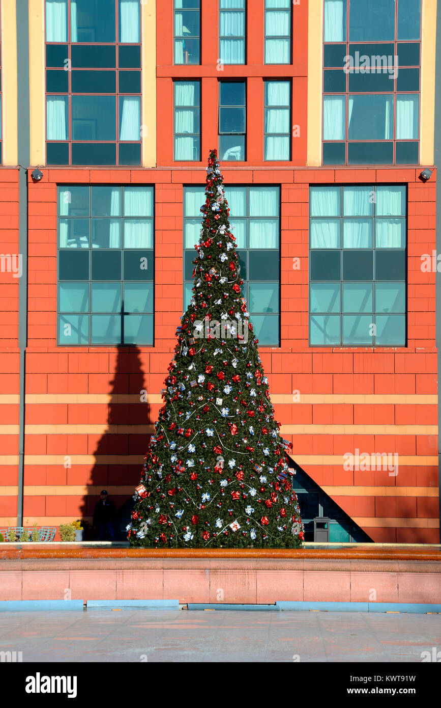 Christmas tree outside Hotel New York at Disneyland Paris. EuroDisney ...