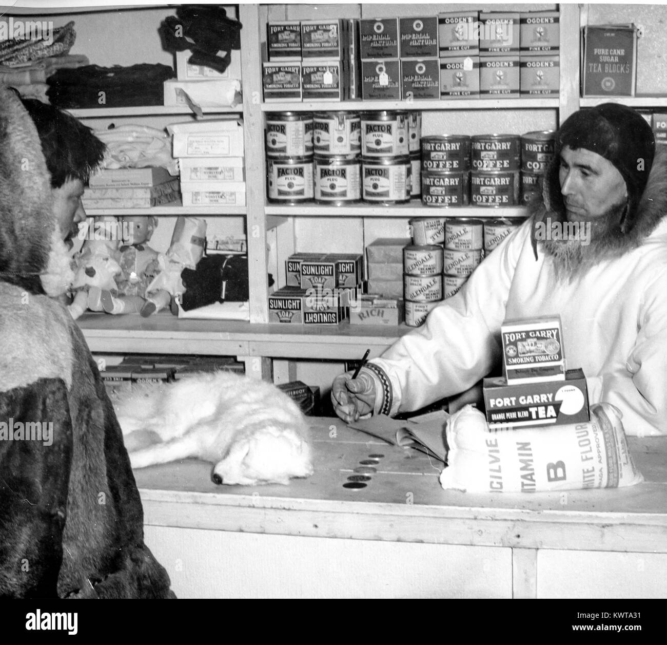 Two eskimos hi-res stock photography and images - Alamy