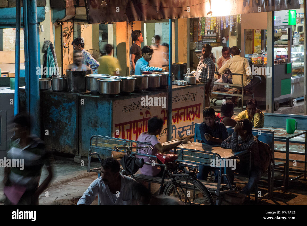 Bus stop at night hi-res stock photography and images - Alamy