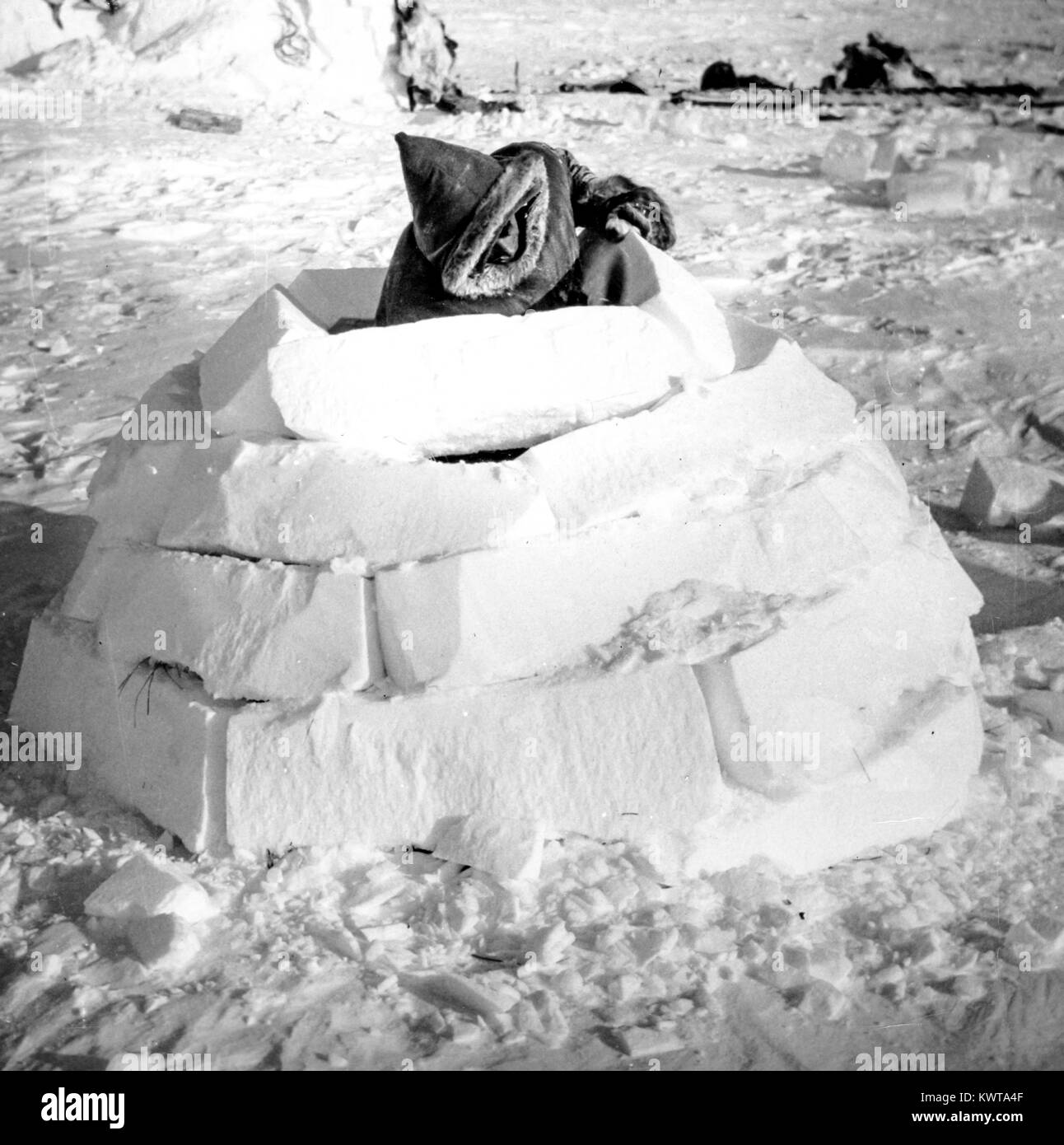 snow house construction Stock Photo - Alamy