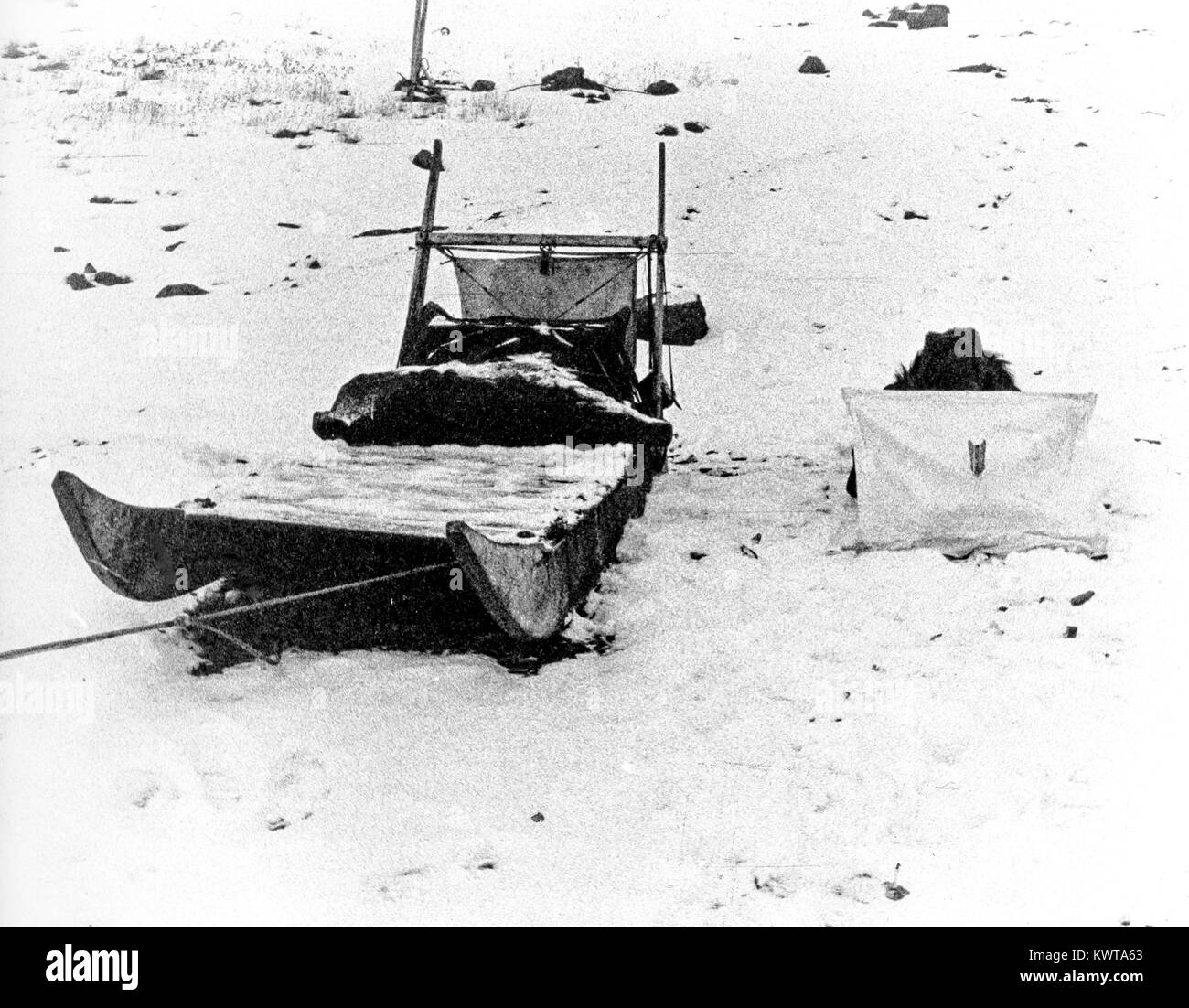 Eskimo with rifle hi-res stock photography and images - Alamy