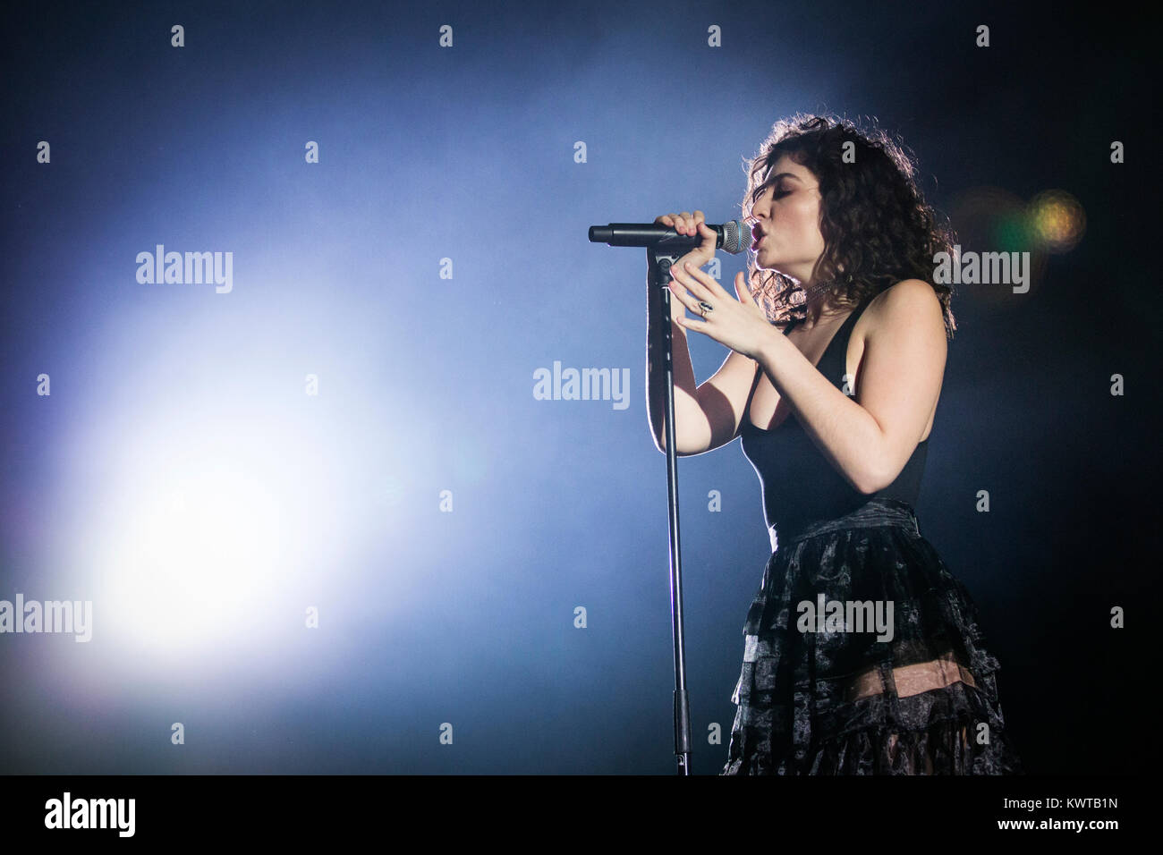 Lorde guitarist hi-res stock photography and images - Alamy