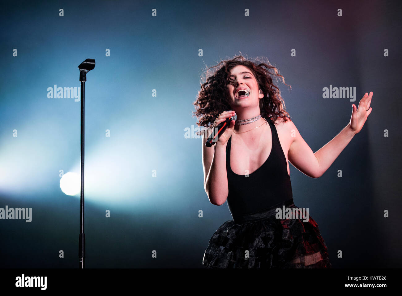 Lorde guitarist hi-res stock photography and images - Alamy