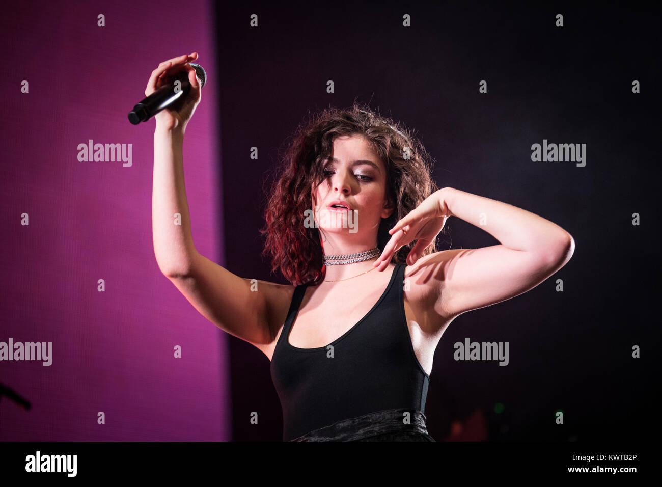 Lorde guitarist hi-res stock photography and images - Alamy