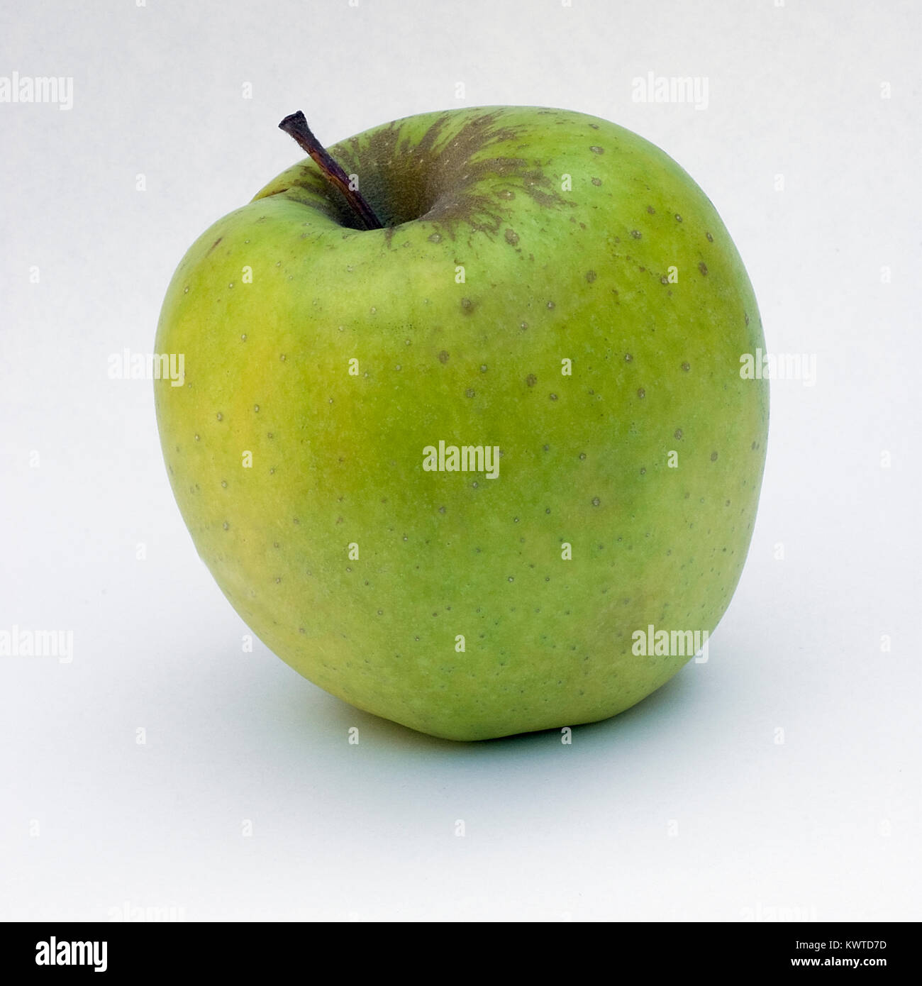 Apple golden delicious, isolated on hite beckground Stock Photo - Alamy