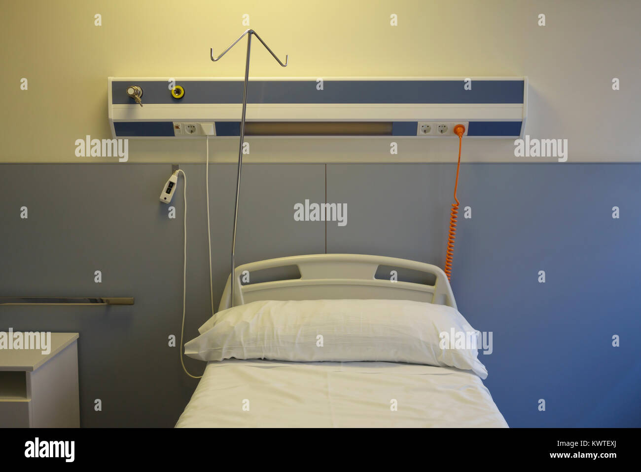 Empty bed in an hospital room Stock Photo - Alamy