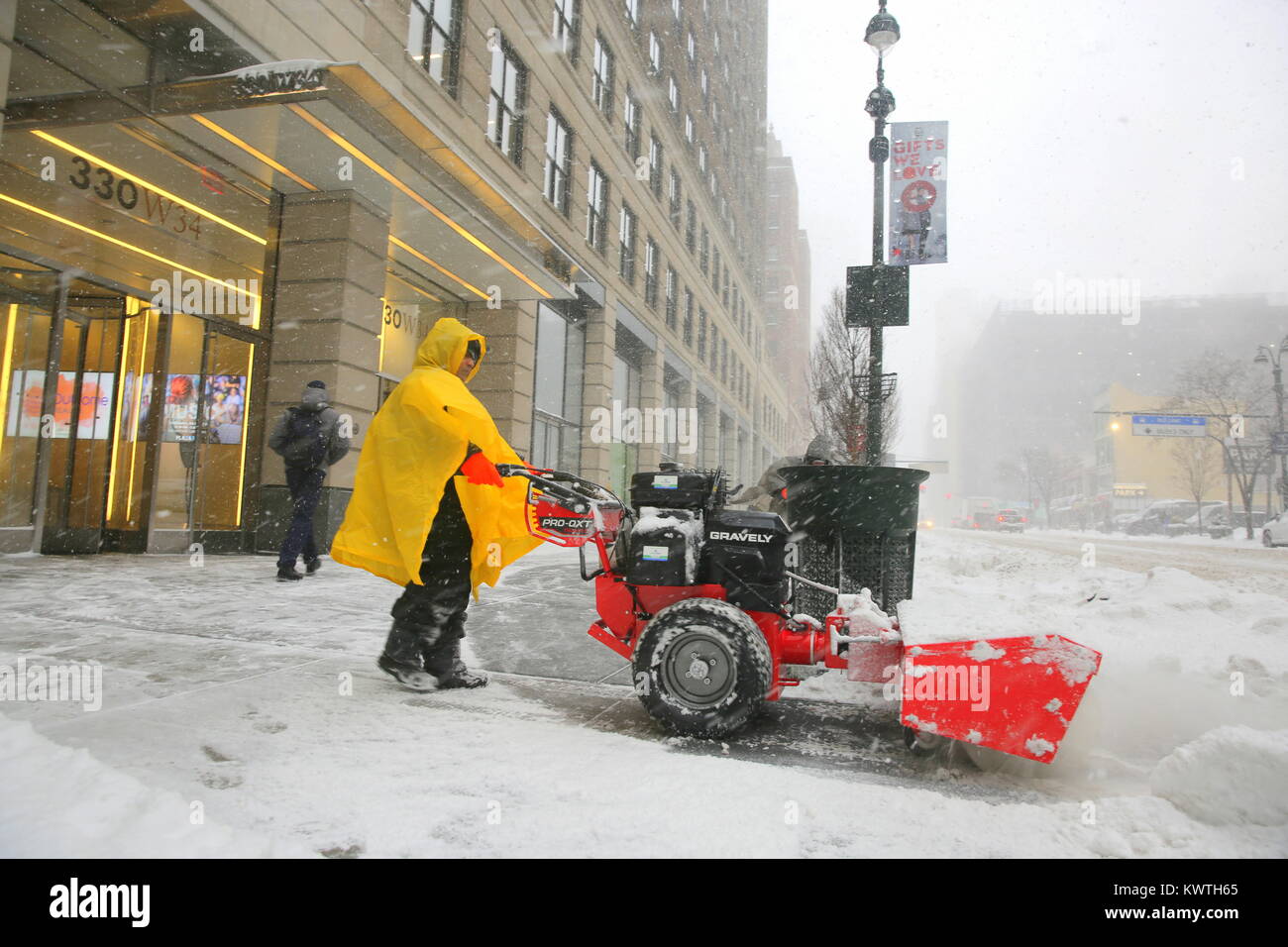 Nypd car snow hi-res stock photography and images - Alamy