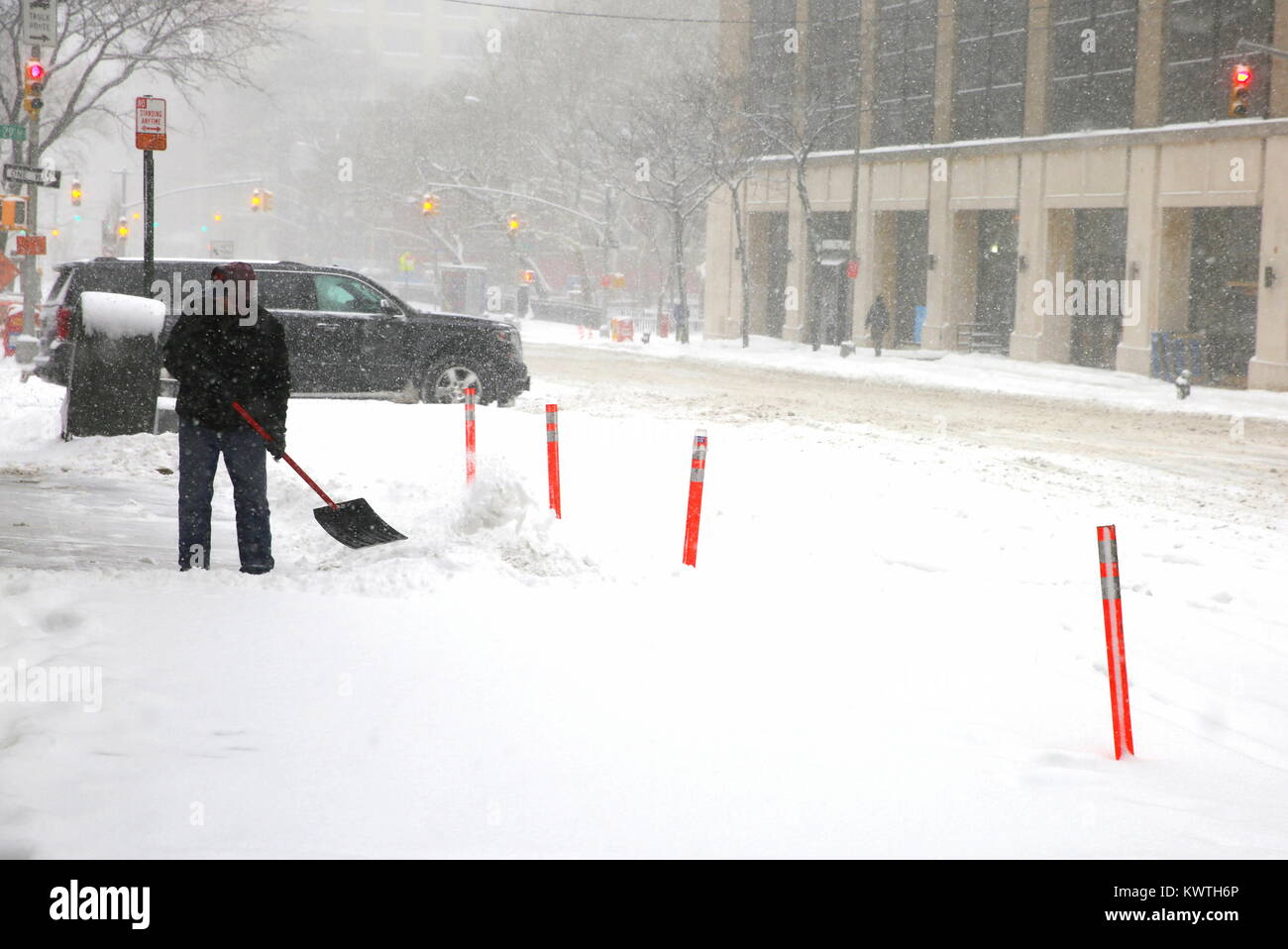 Nypd car snow hi-res stock photography and images - Alamy