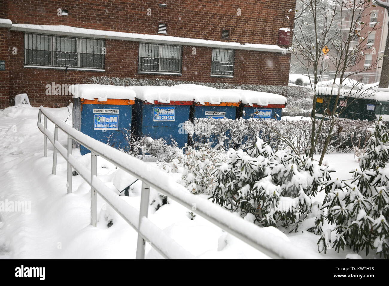 Nypd car snow hi-res stock photography and images - Alamy