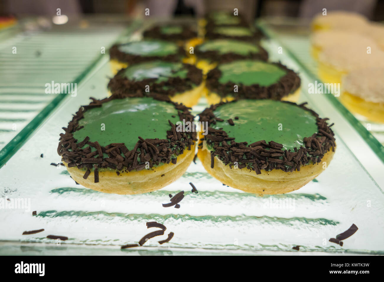 Avocado dicaprio hi-res stock photography and images - Alamy