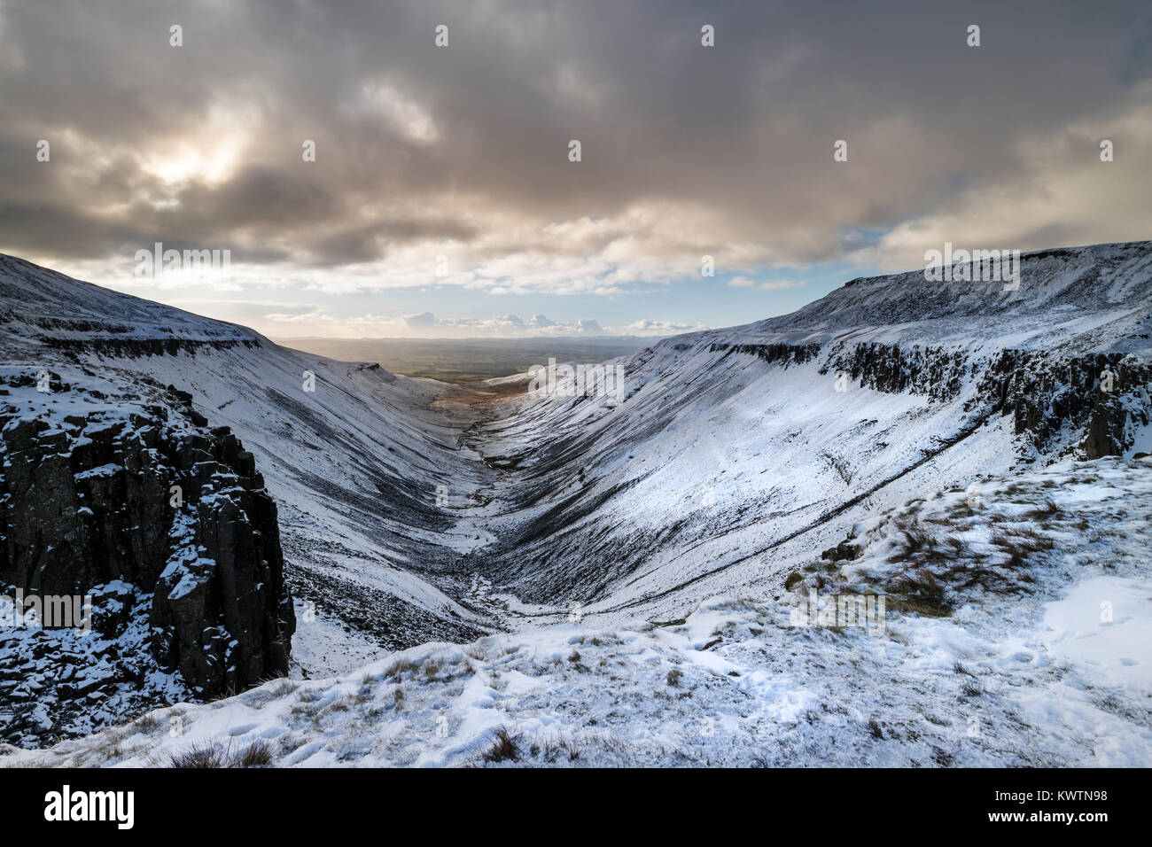 High Cup Gill and the Eden Valley From High Cup Nick in Winter, Cumbria ...