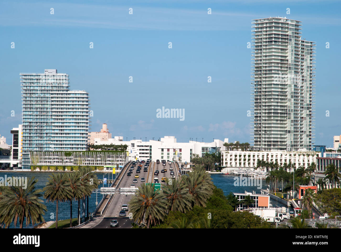 The view of a bridge road that connects Miami Beach with a downtown ...