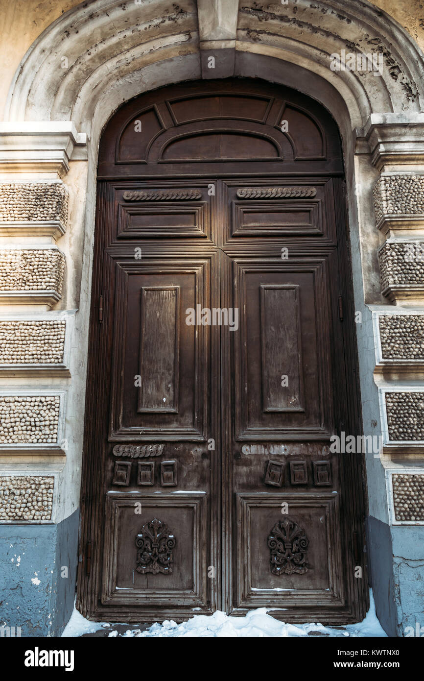 Old solid wooden door hi-res stock photography and images - Alamy