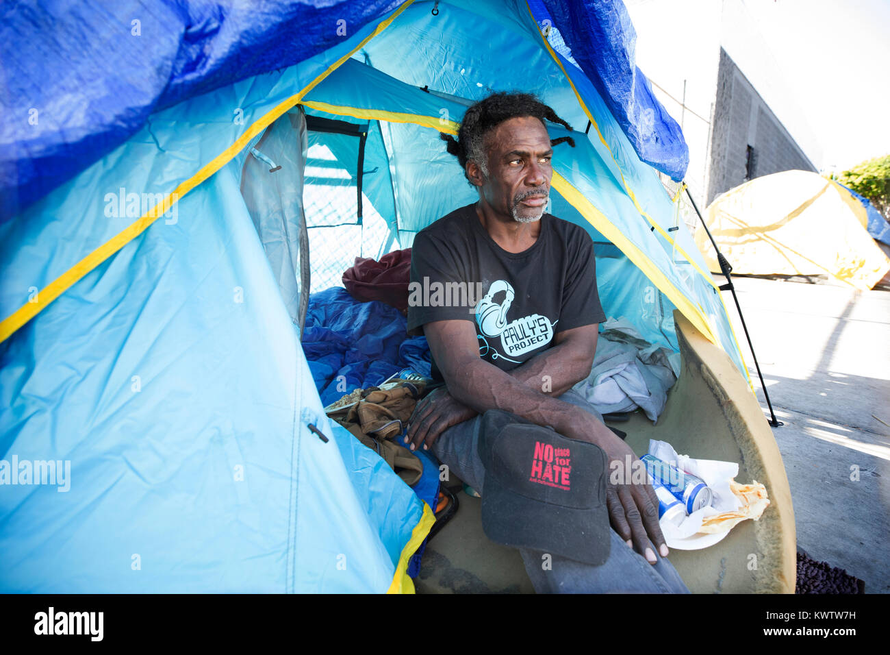 Living in a tent hi-res stock photography and images - Alamy