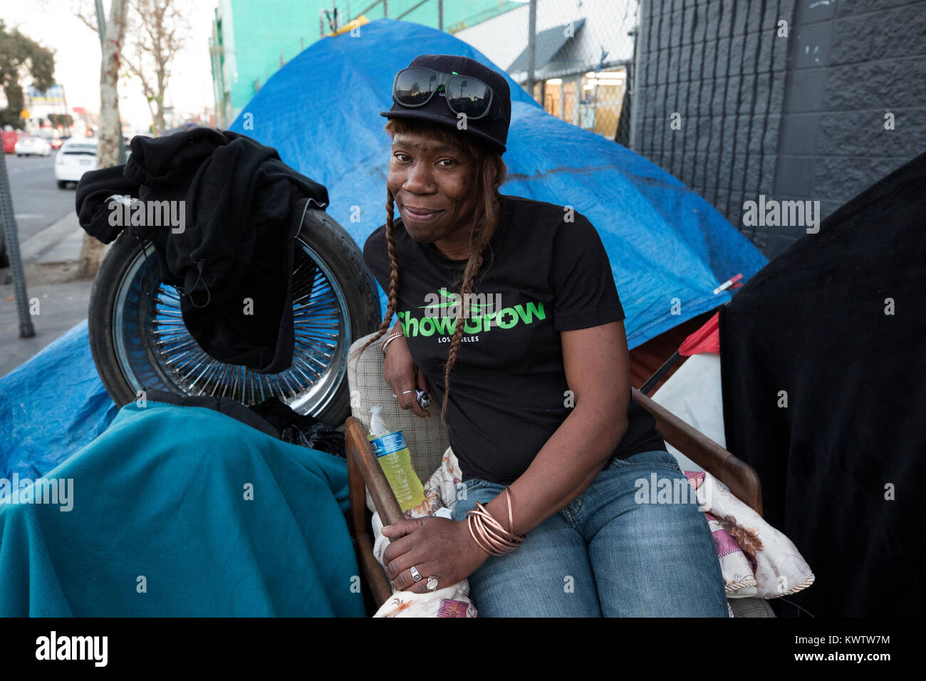 Homeless woman los angeles hi-res stock photography and images - Alamy