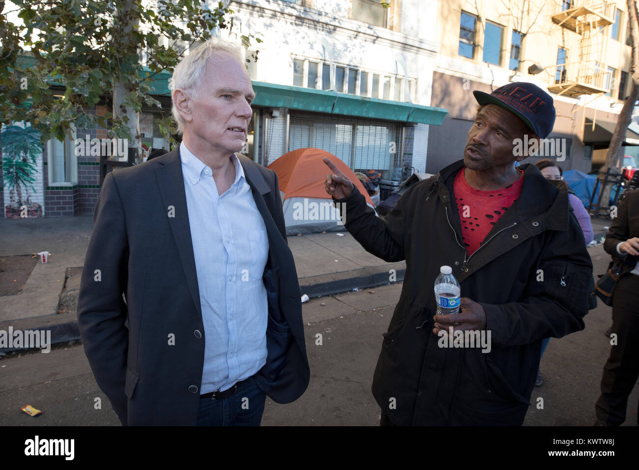 UN Special Rapporteur Philip Alston tours of the homeless area in ...