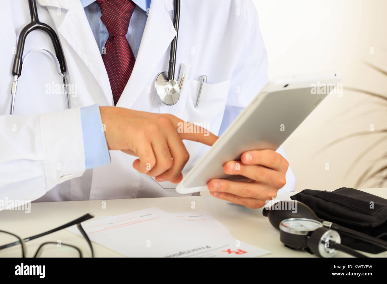 Doctor tablet pc prescription hi-res stock photography and images - Alamy