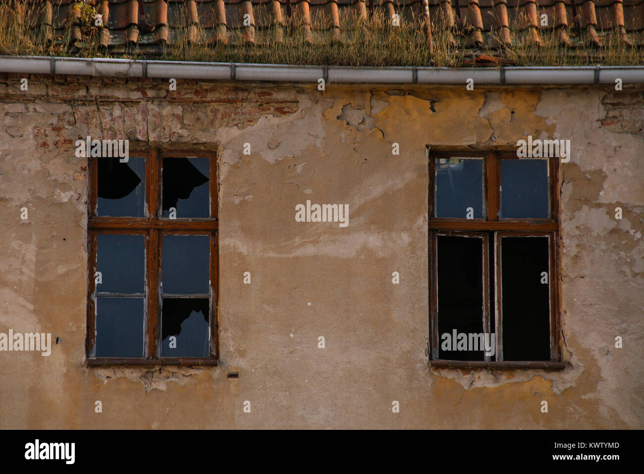 Old house with broken Windows Stock Photo - Alamy