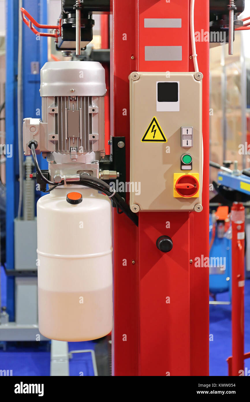 Hydraulic Car Lift Equipment in Service Garage Stock Photo - Alamy