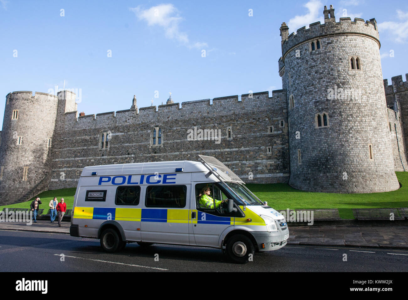 Windsor castle changing the guard hi-res stock photography and images ...