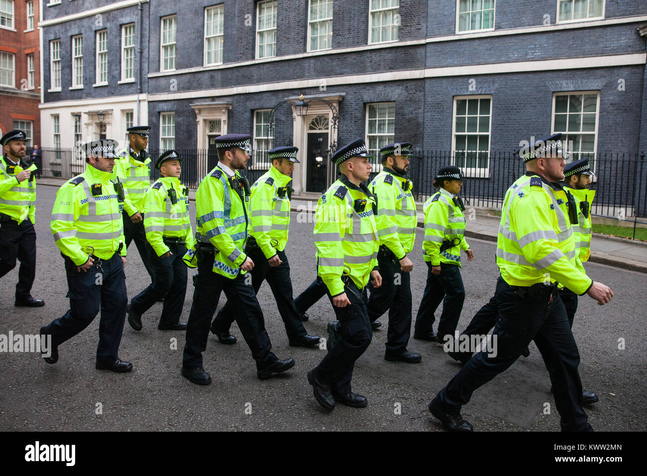 Policeman at the door of number 10 hi-res stock photography and images ...