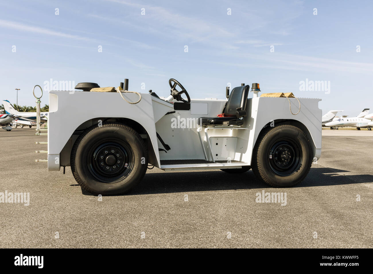 Aircraft tugs hi-res stock photography and images - Alamy