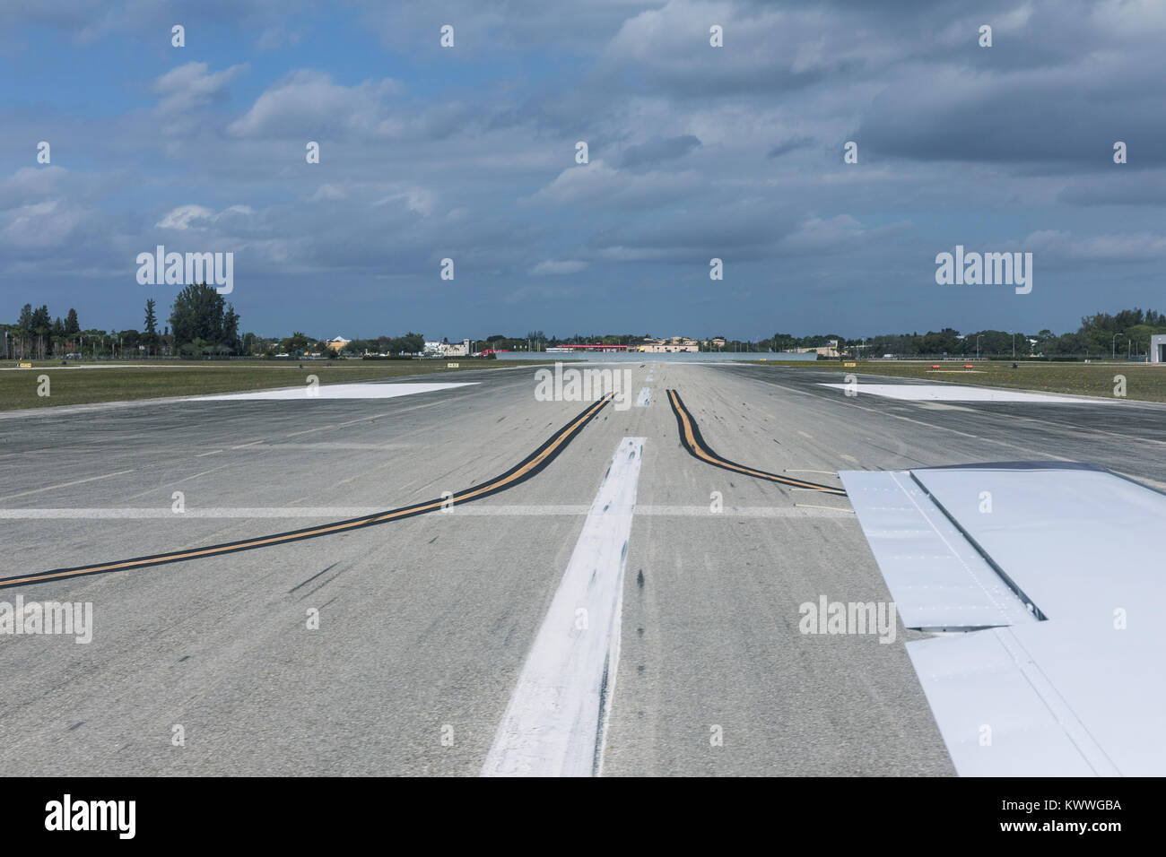 Airport taxiway lines hi-res stock photography and images - Alamy