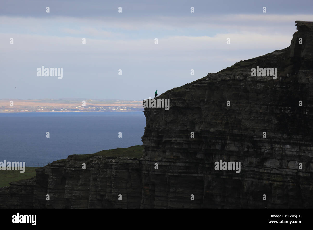 Standing on cliff edge hi-res stock photography and images - Alamy