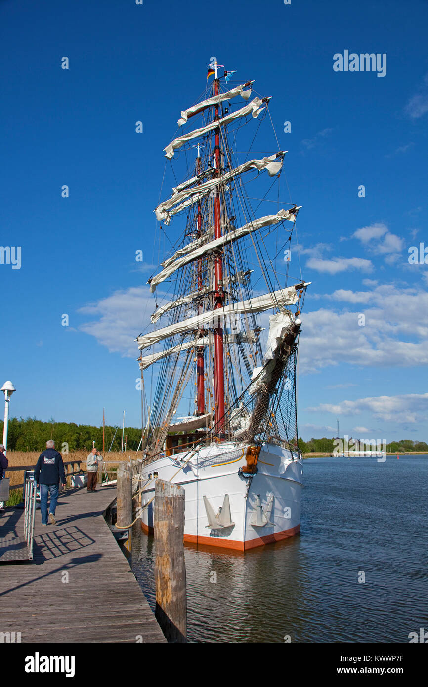 Square rigged ship hi-res stock photography and images - Alamy