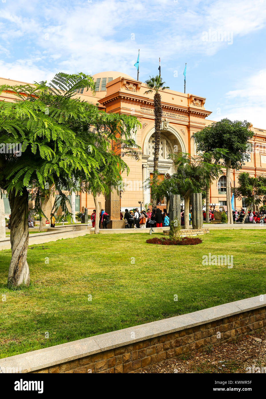 Egyptian facade hi-res stock photography and images - Alamy