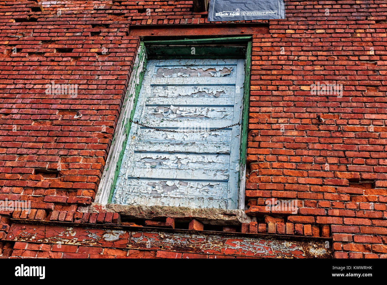 Falling down decrepit hi-res stock photography and images - Alamy