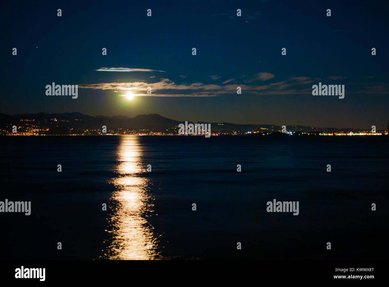 Full moon rise over ocean hi-res stock photography and images - Alamy