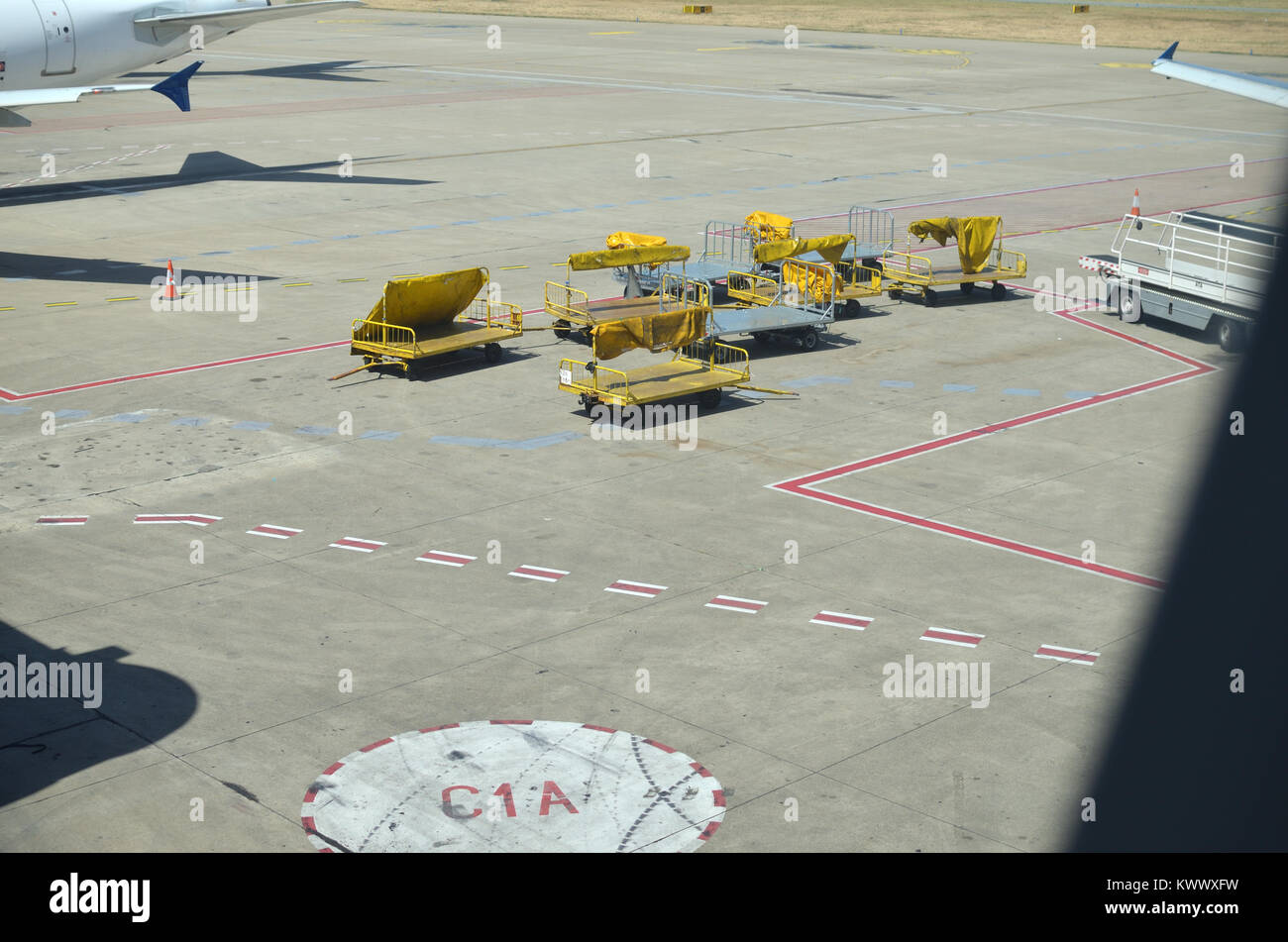 Ground support equipment hi-res stock photography and images - Alamy