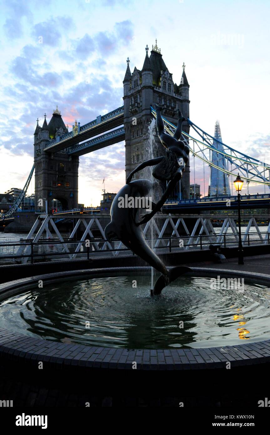 Statue in fountain tower bridge hi-res stock photography and images - Alamy