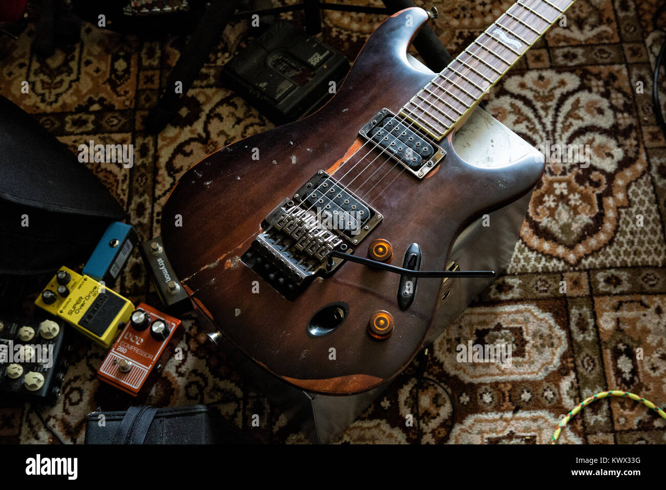 Smashed Guitar Stock Photos & Smashed Guitar Stock Images - Alamy