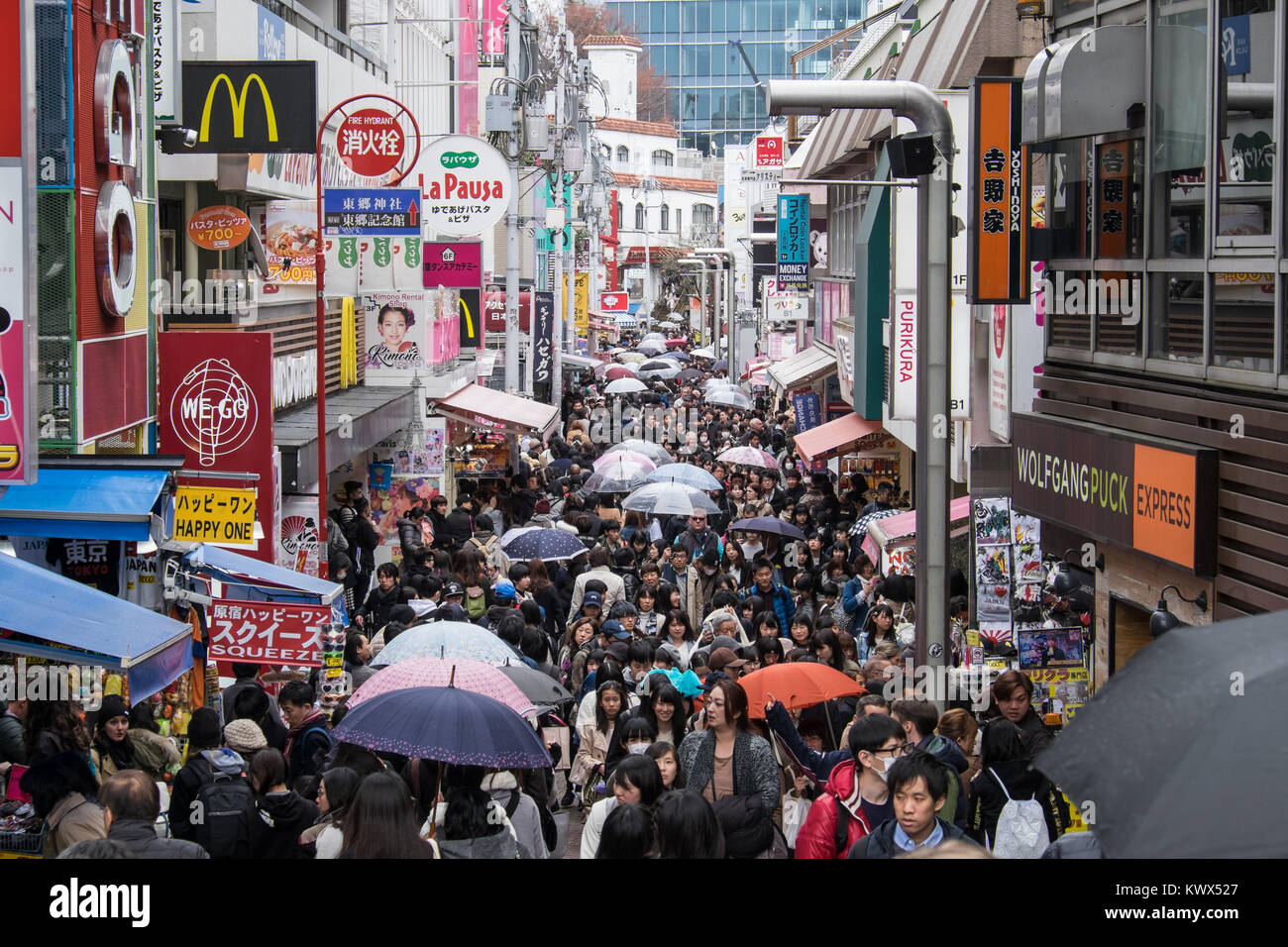 Japan, Tokyo: crowd of people in the Takeshita dori pedestrianized ...