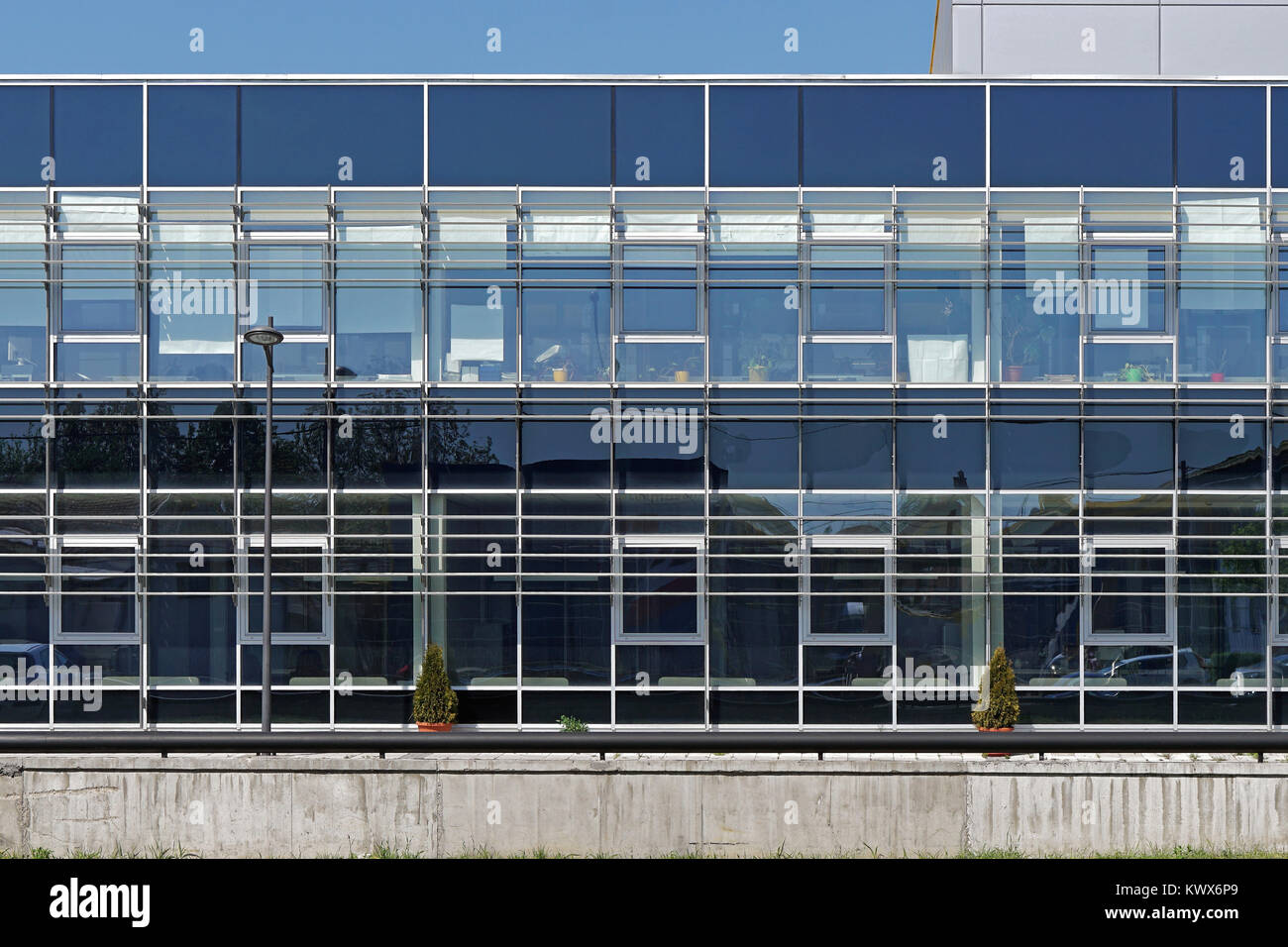 Commercial office building glass exterior Stock Photo - Alamy