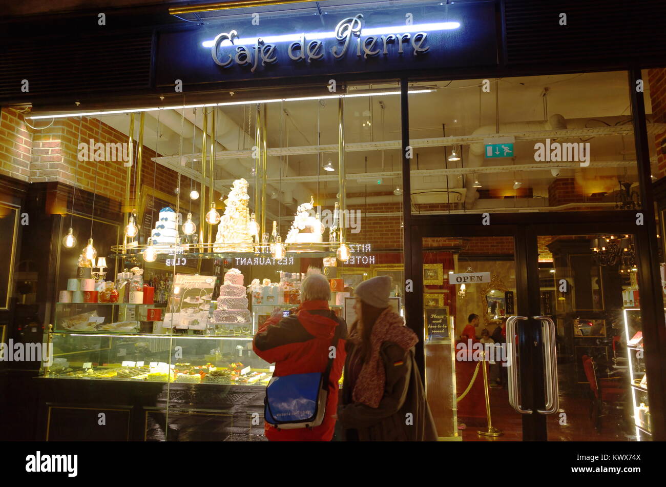 Cafe de pierre hi-res stock photography and images - Alamy