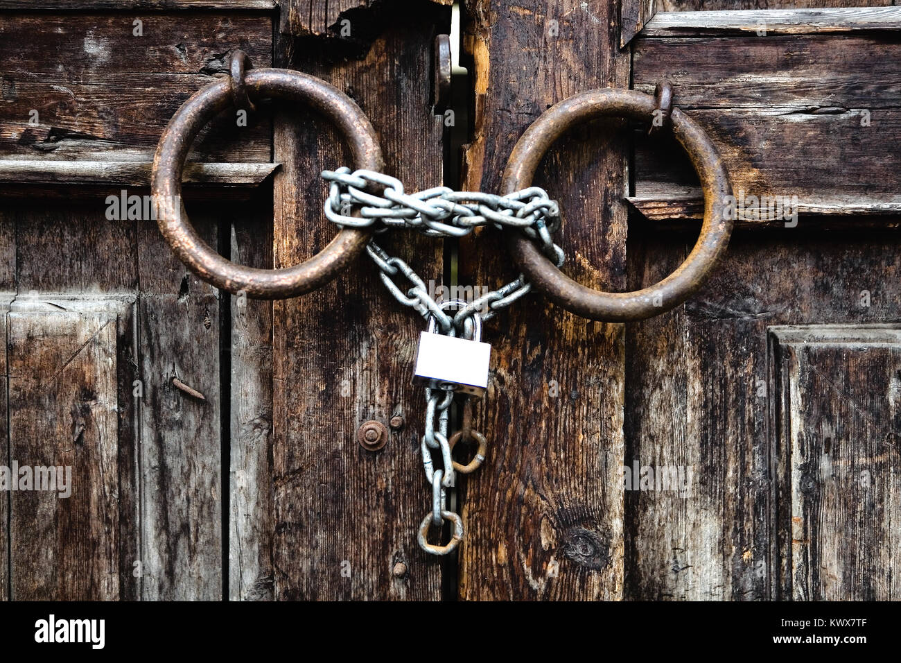 Chain gate old castle hi-res stock photography and images - Alamy