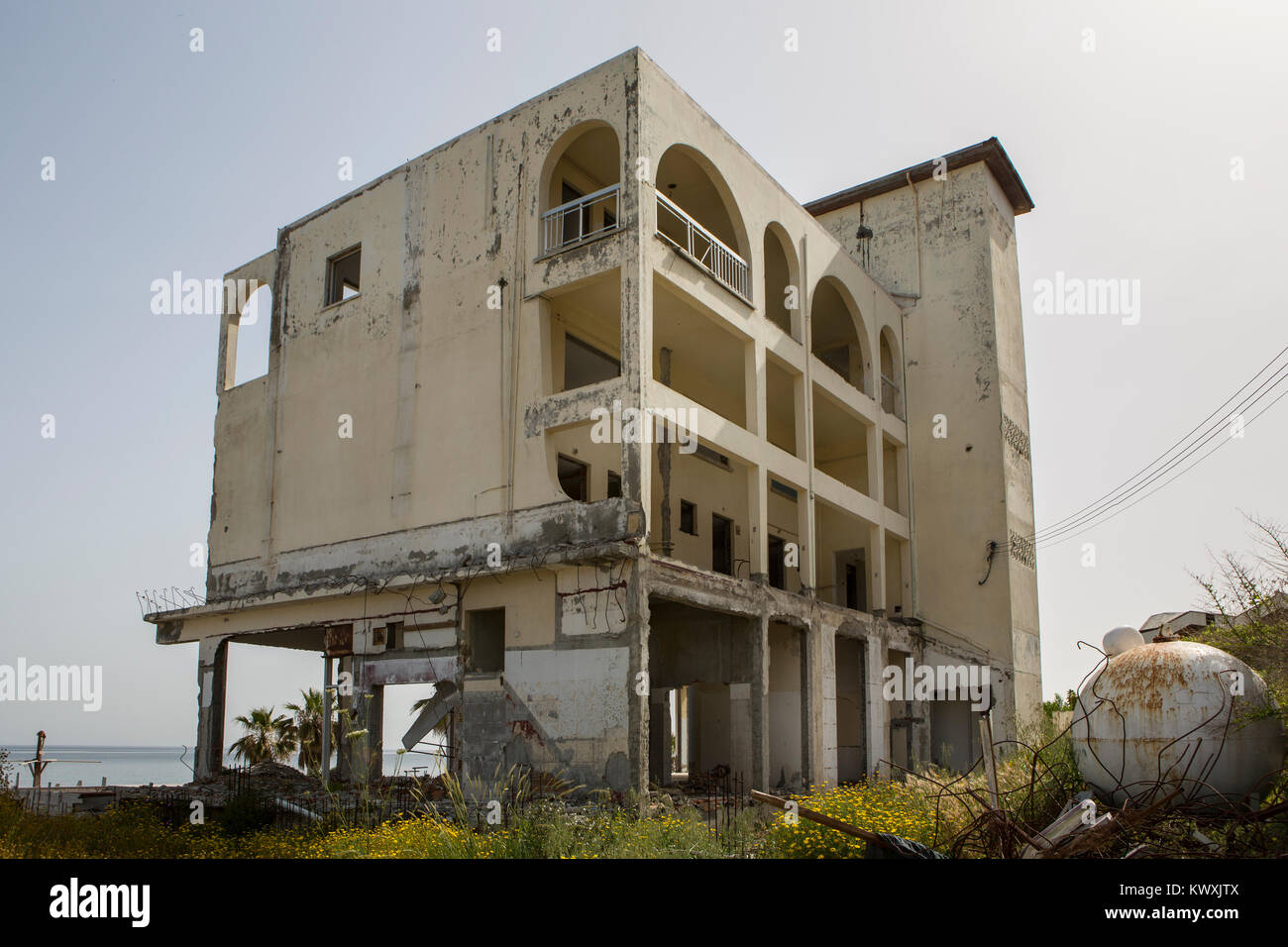 Derelict hotel hi-res stock photography and images - Alamy