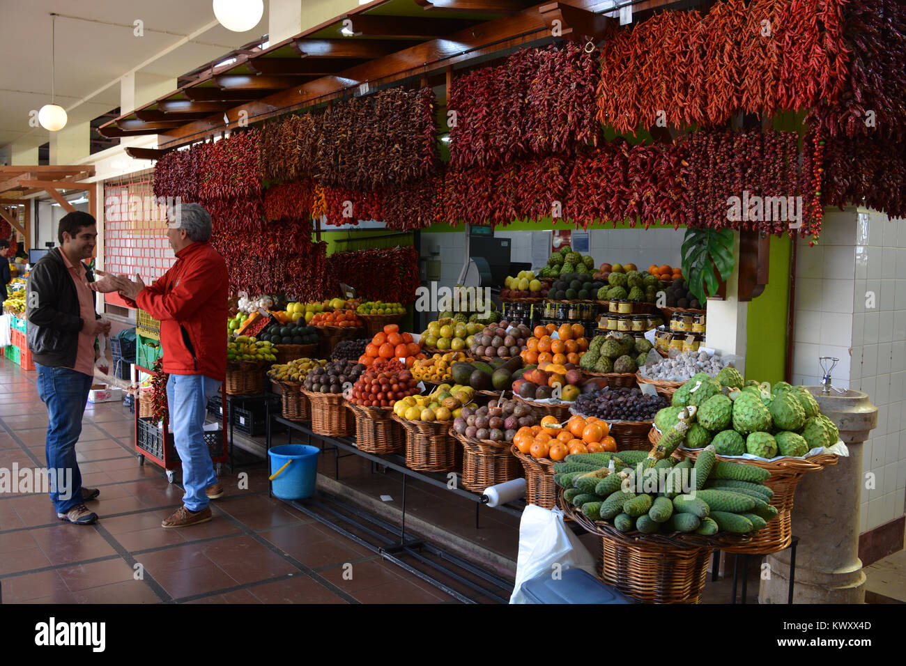 Portuguese people talking hi-res stock photography and images - Alamy