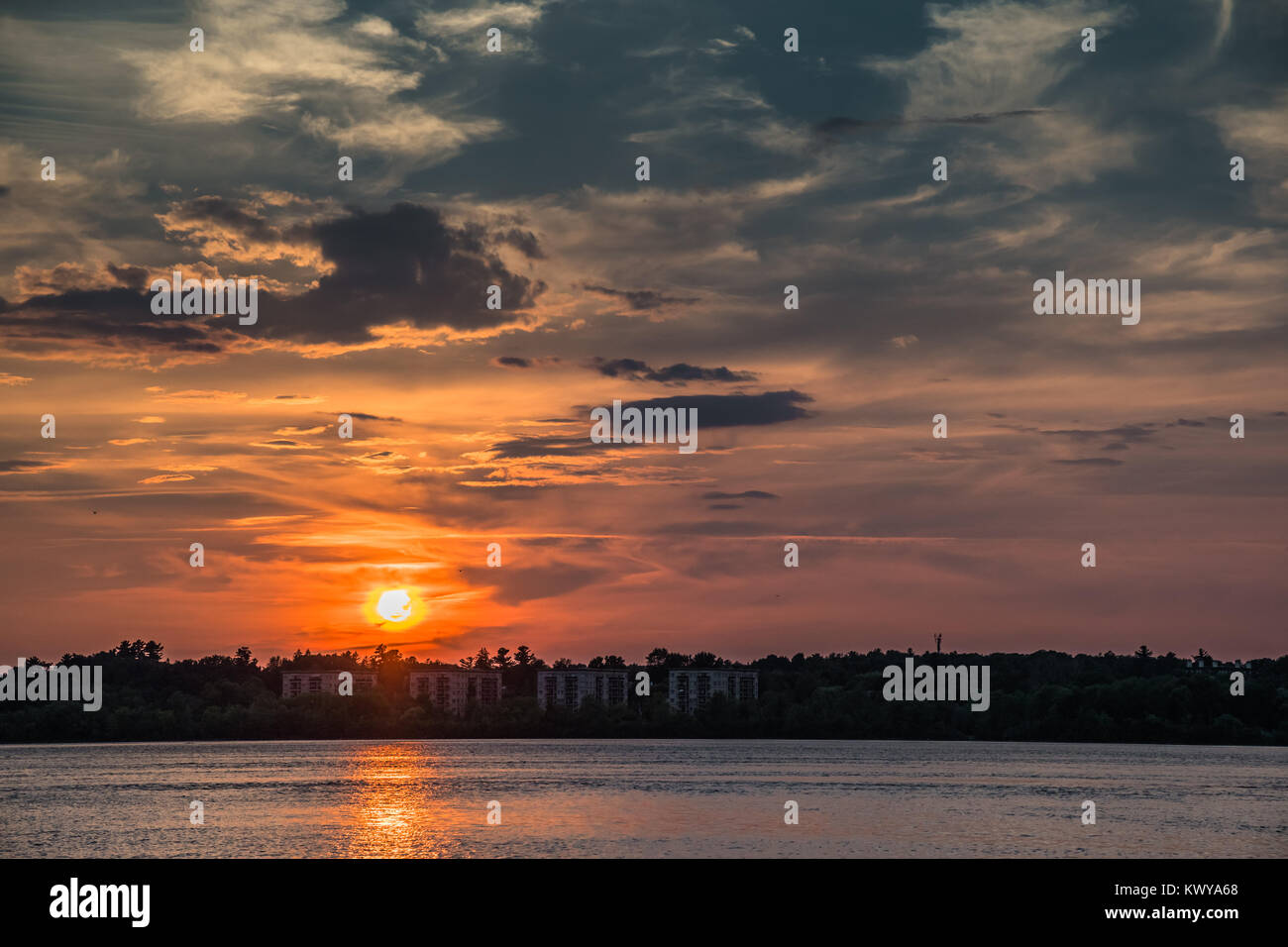 OTTAWA, ONTARIO / CANADA - SUNSET AT OTTAWA RIVER. GATENAU VIEW Stock Photo - Alamy
